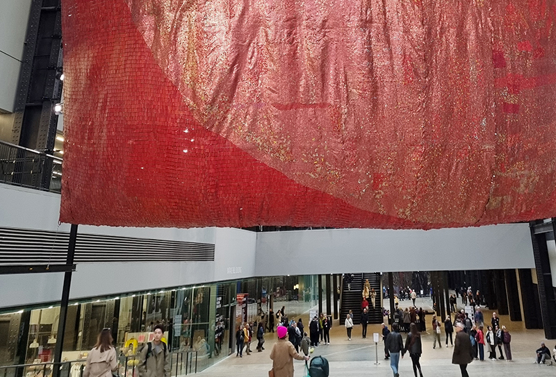 el anatsui: behind the red moon